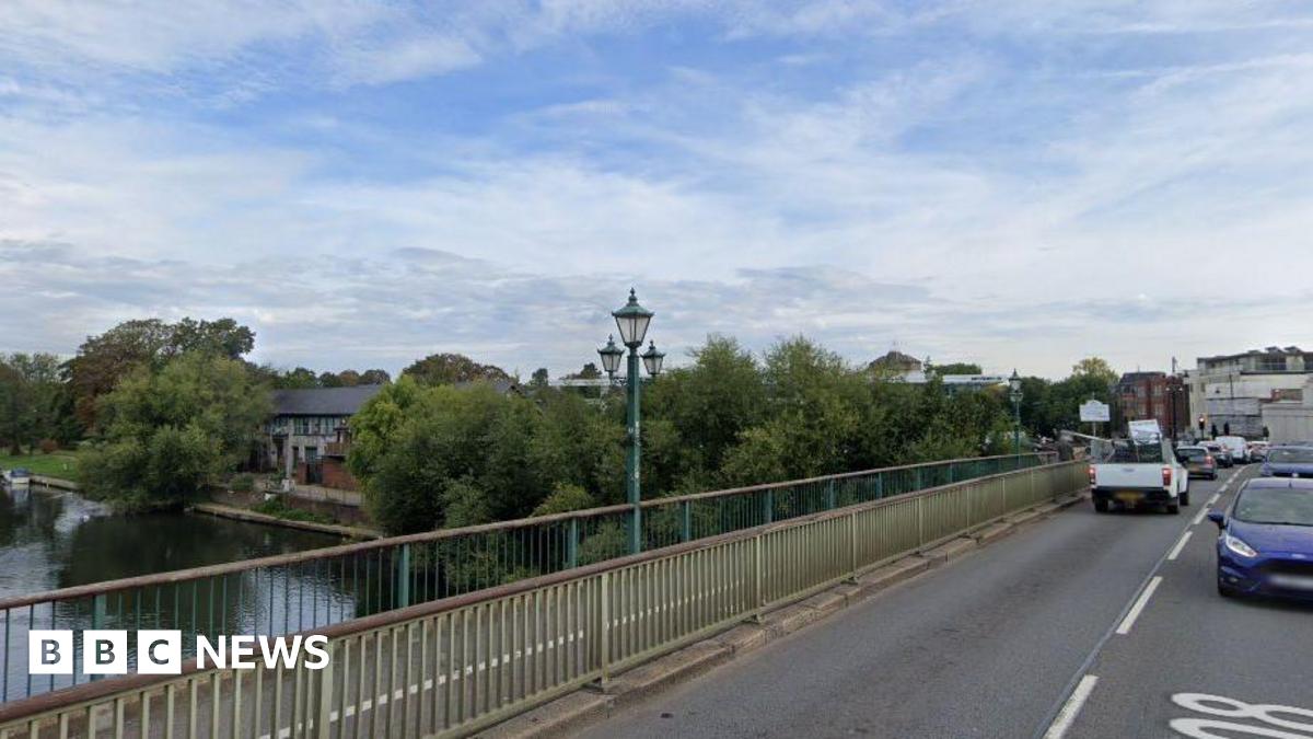 Staines: Residents raise concerns about riverside hotel plans - BBC News