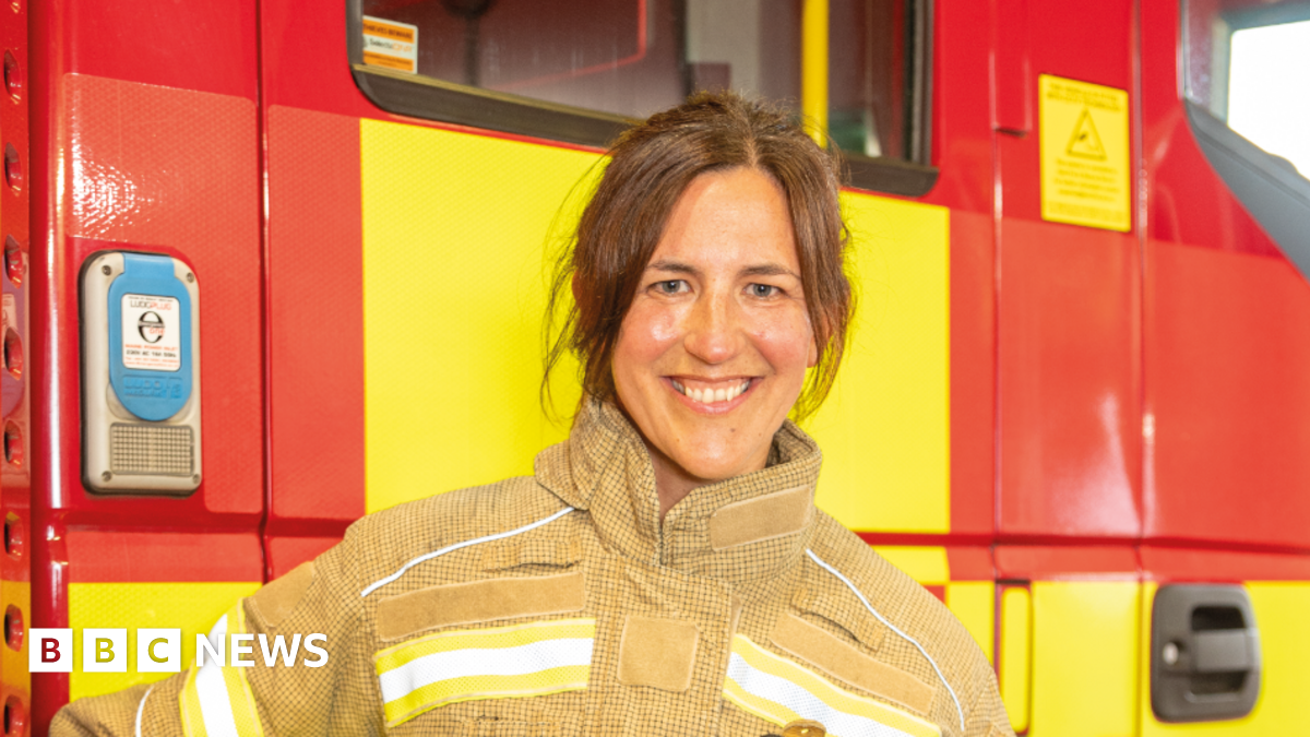 Kent: Recruits wanted for 'on-call' firefighter roles - BBC News