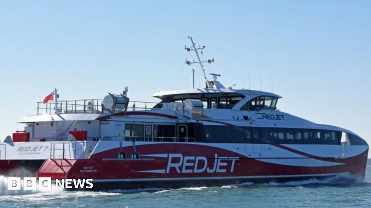 Cowes: Drugs arrest after man collapses on Red Jet ferry - BBC News