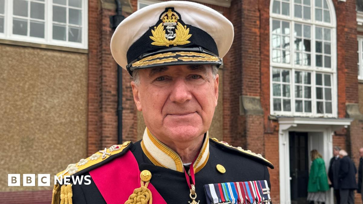 Dover: Ceremony welcomes new Lord Warden of the Cinque Ports - BBC News