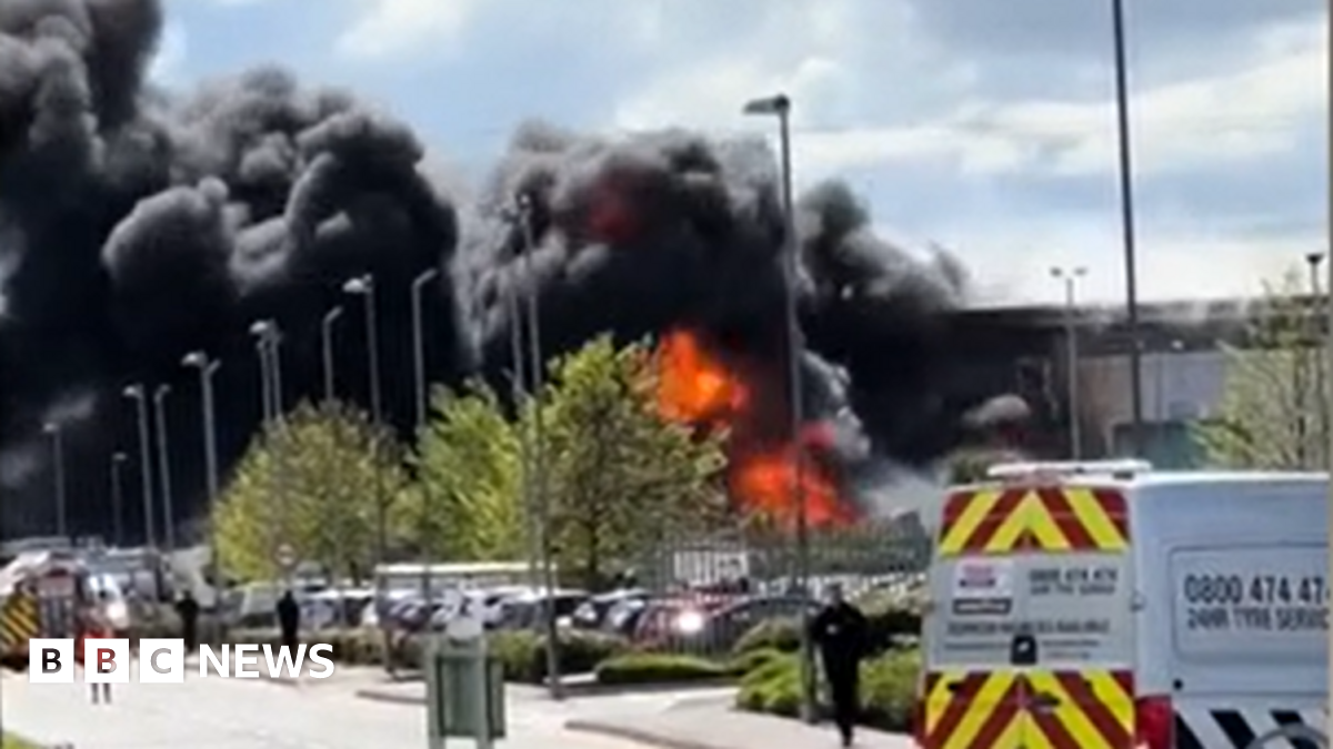Evri warehouse fire: No parcels damaged in Avonmouth blaze - BBC News