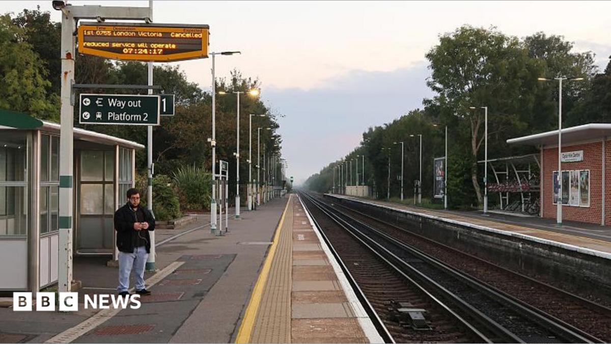 South coast train cancellations to go ahead on Saturday - BBC News