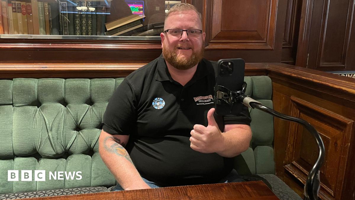 Strangers buy 200 Wetherspoon meals for homeless with pub app - BBC News