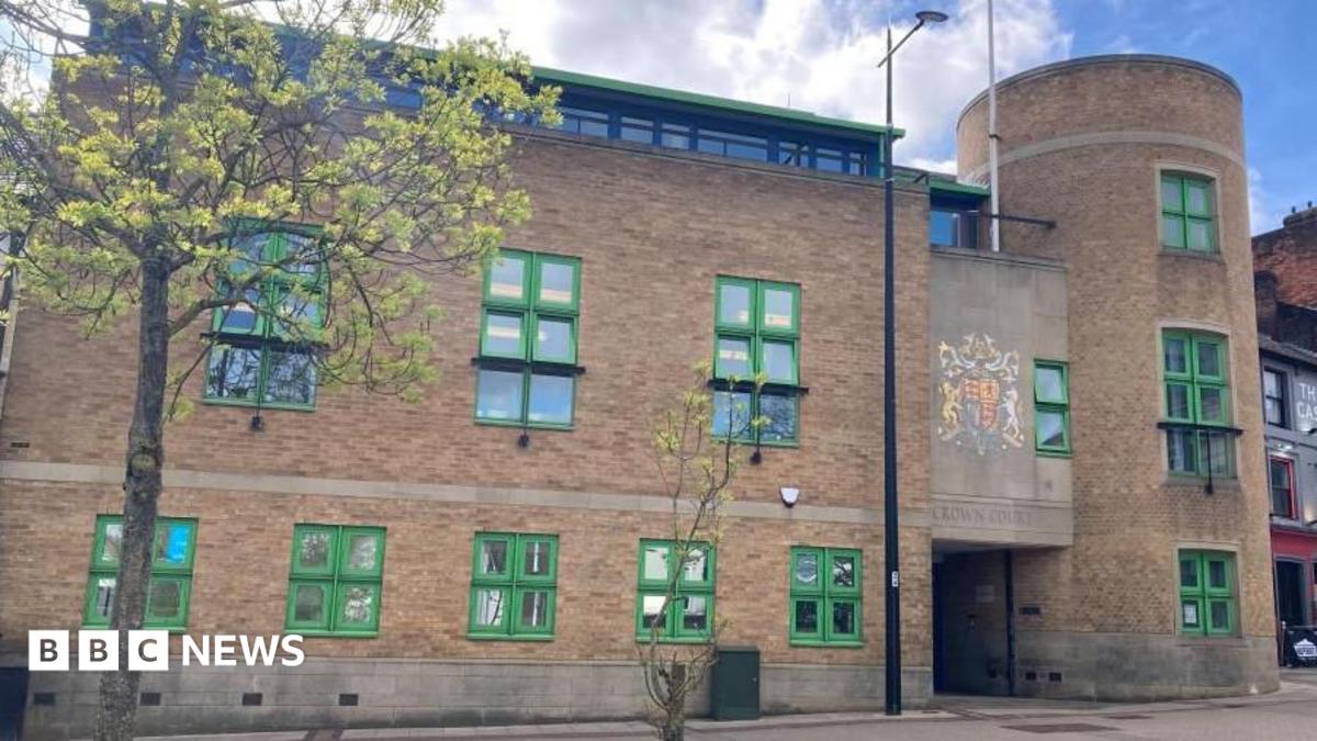 Houghton Regis man, 33, denies murder of baby boy - BBC News