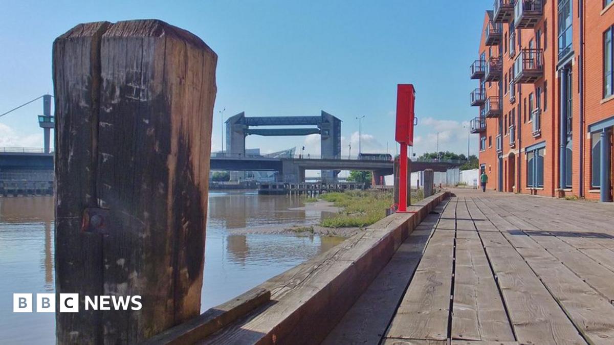 Further structural survey on closed River Hull walkway - BBC News