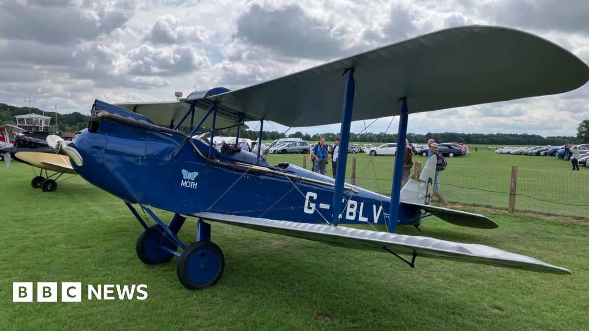 Bedfordshire hosts largest gathering of classic Moths since WW2 - BBC News