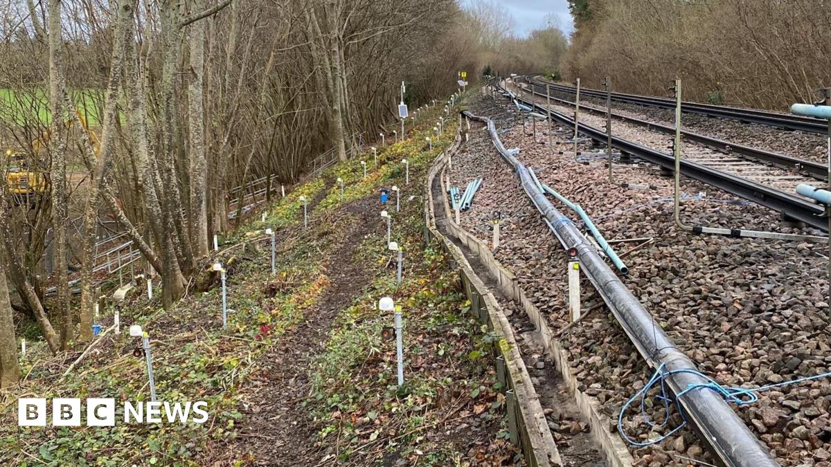 Guildford: Emergency rail line closure due to landslip - BBC News