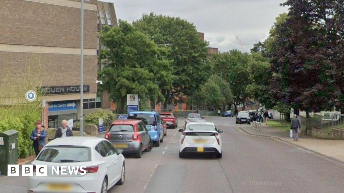 Woman and four Norfolk police officers hurt in Norwich assault - BBC News