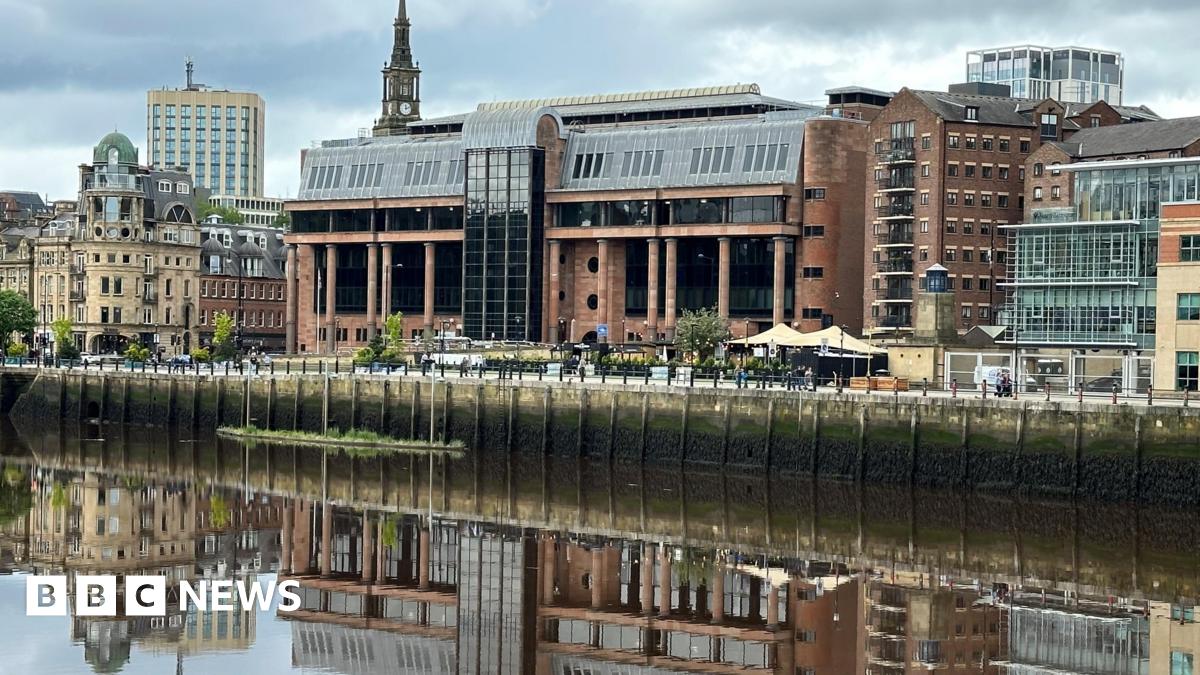 Sunderland man scarred for life by wine glass smashed in face - BBC News