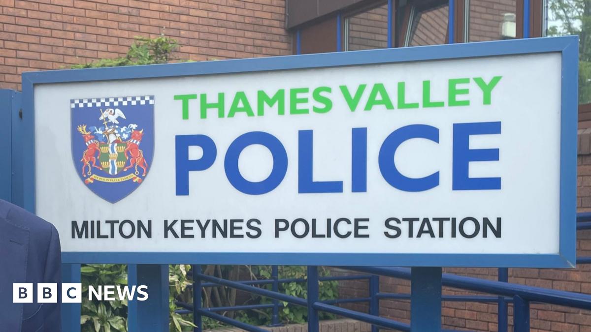 Milton Keynes officers gross misconduct after arrested man died - BBC News