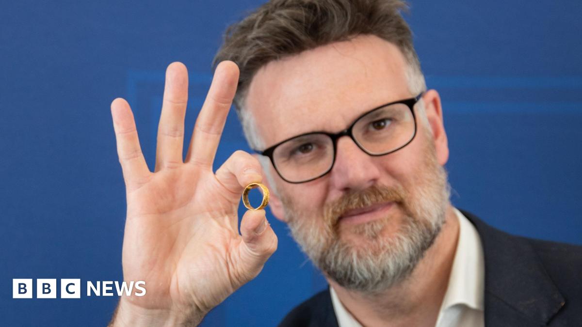 Bedfordshire Tudor ring goes up for auction - BBC News