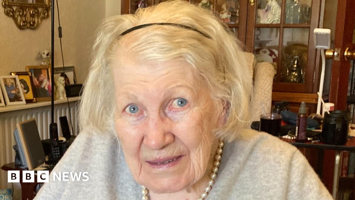 D-Day: 'I remember scenes of joy after Normandy landing success' - BBC News