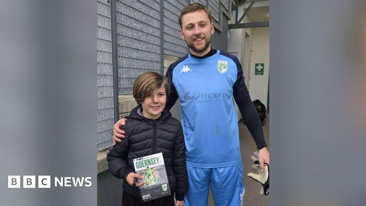Guernsey FC goalkeeper gifts young fan his gloves - BBC News