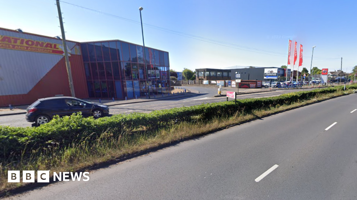 Bognor Regis: Five teenagers arrested after fight on retail park - BBC News