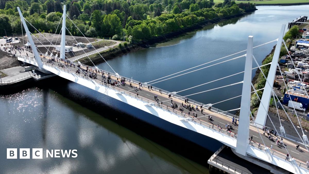 New Renfrew Bridge over River Clyde opens to road traffic - BBC News