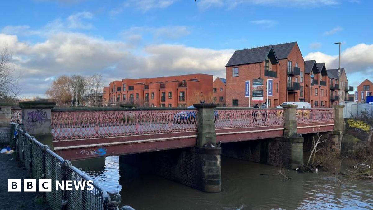 'Historic' river bridge in Leicester to undergo repair work - BBC News