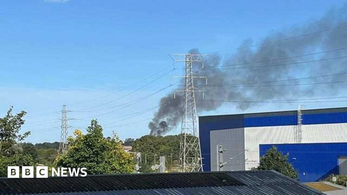 Suffolk fire crews tackle large blaze at Sproughton home - BBC News