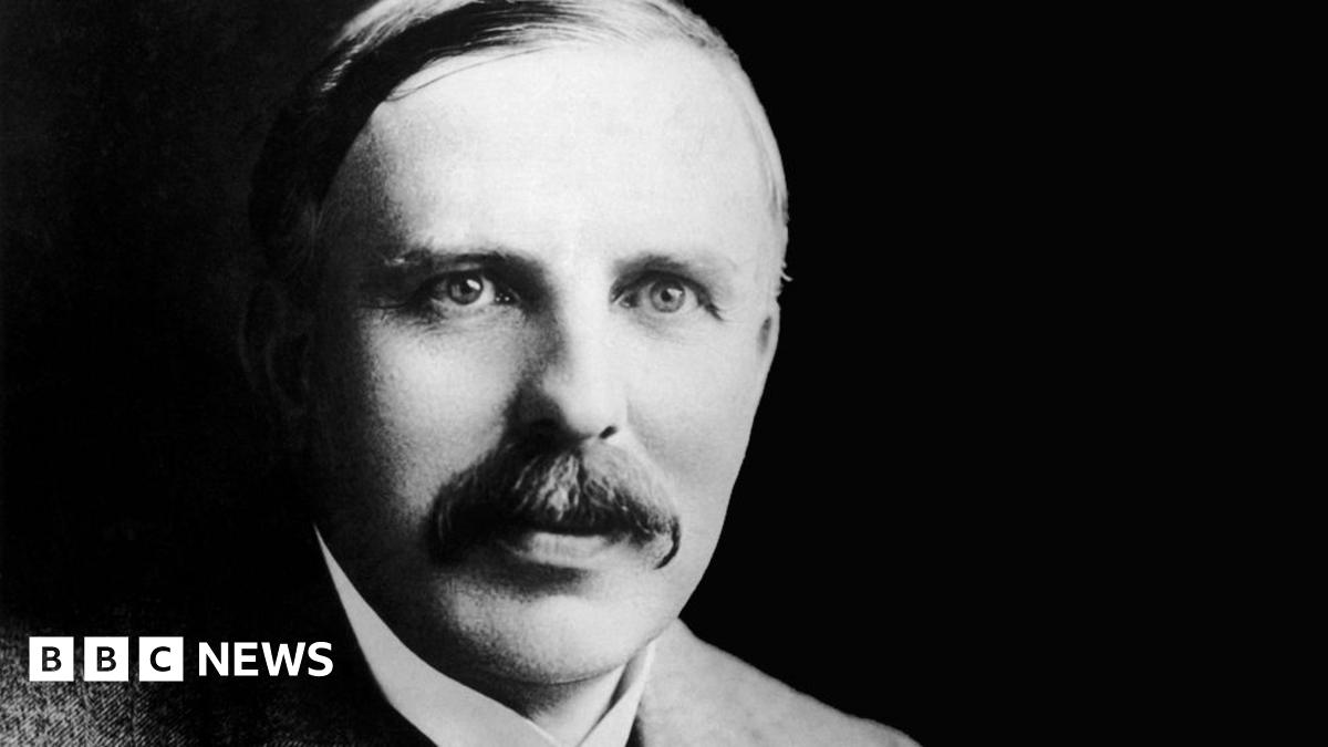 Splitting the atom: Why saying who was first is no easy task - BBC News