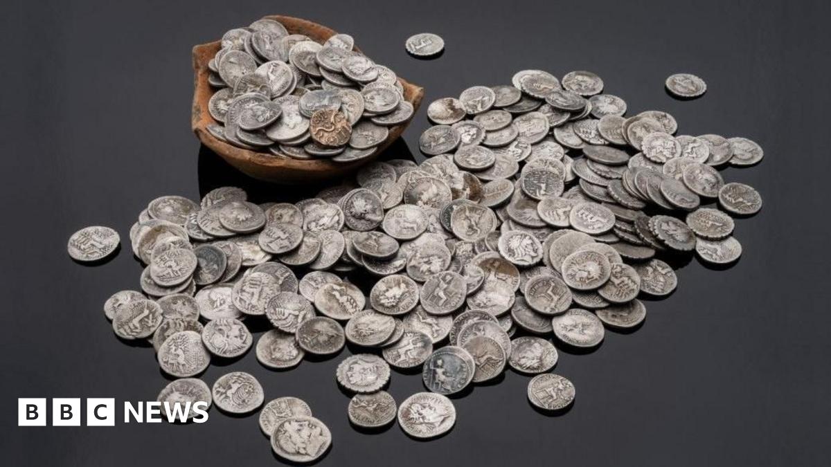 Worcestershire Roman treasure hoard goes on public display - BBC News
