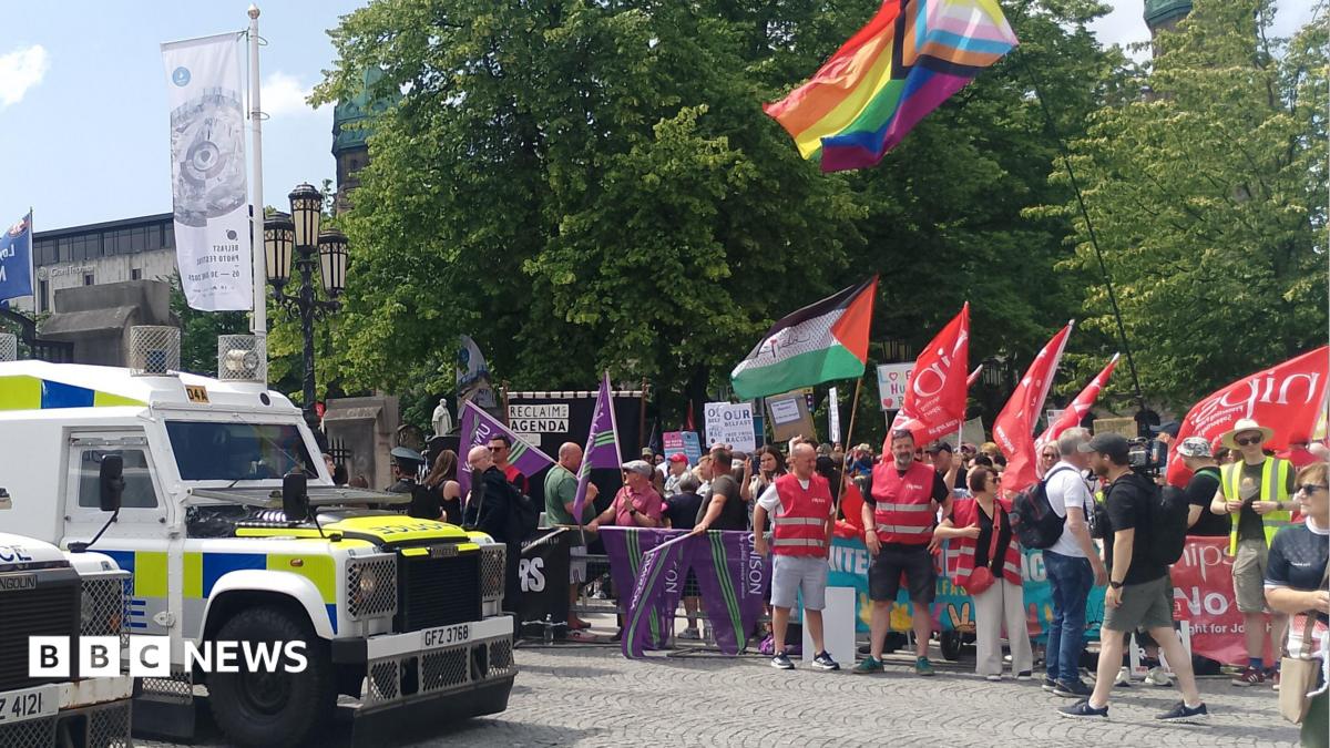 Anti-racism rally held at Belfast City Hall - BBC News
