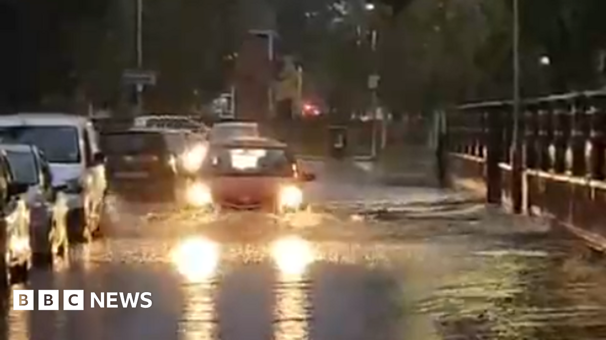 Flooding hits Leicestershire as warnings issued - BBC News