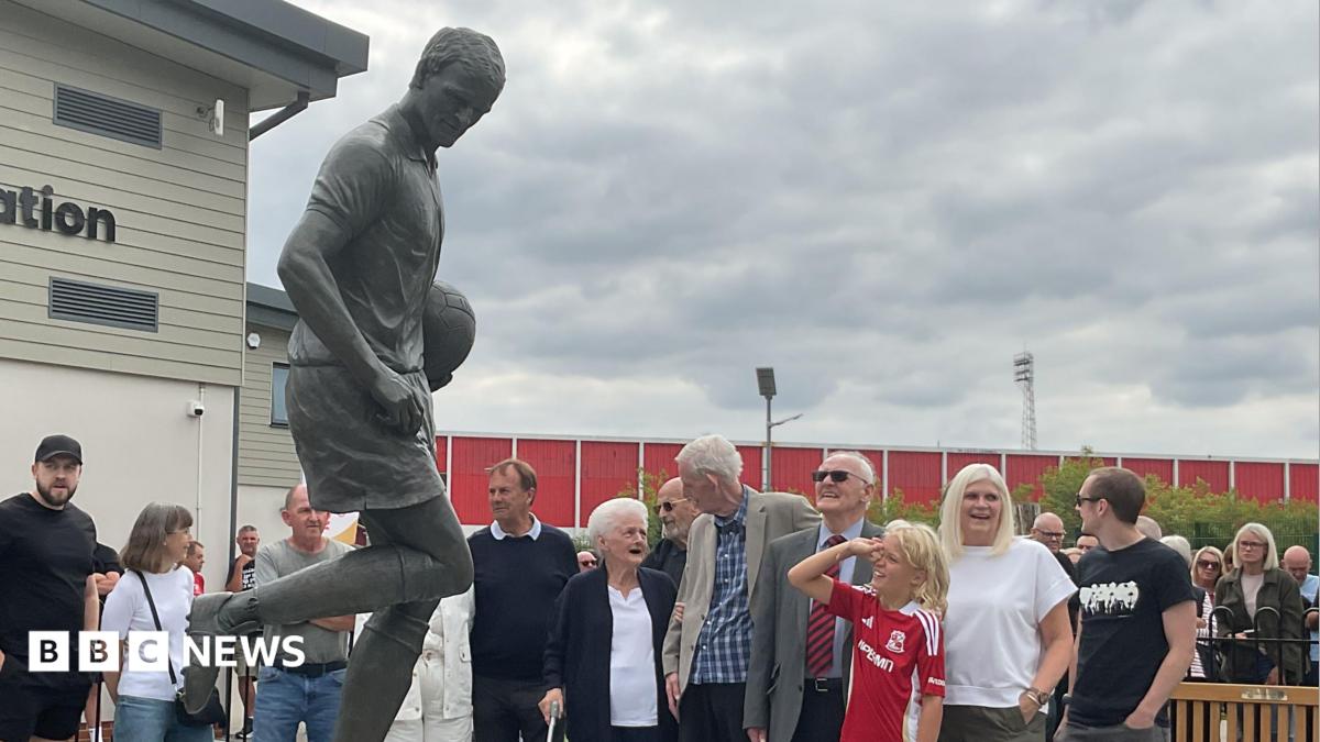 Swindon Town footballer 'humbled' to be immortalised as statue - BBC News