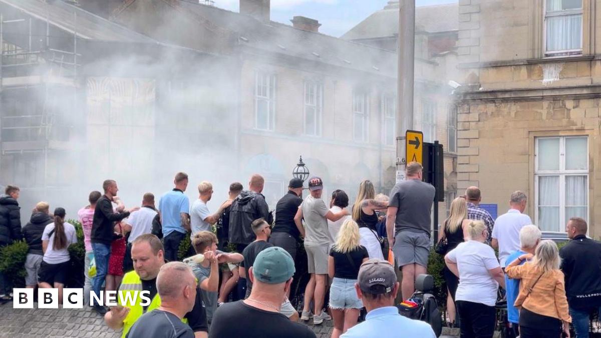 Hull riot: Staff describe terror as rioters attack station - BBC News