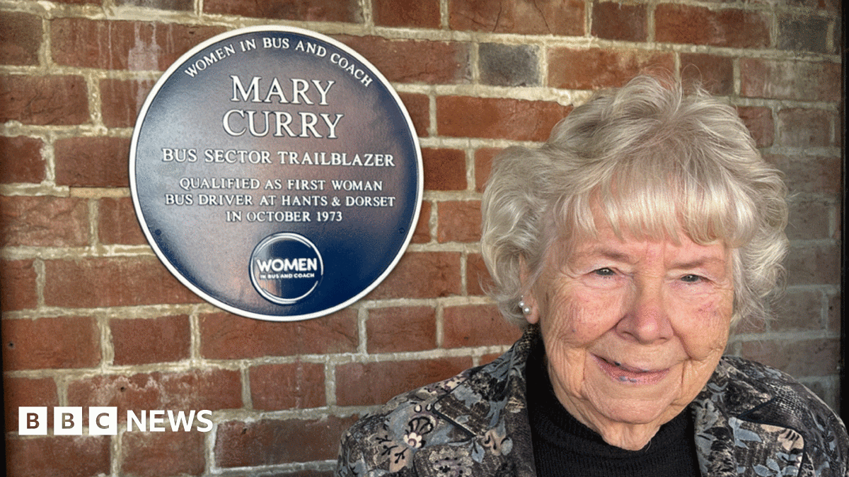 'Trailblazing' female bus driver gets blue plaque - BBC News