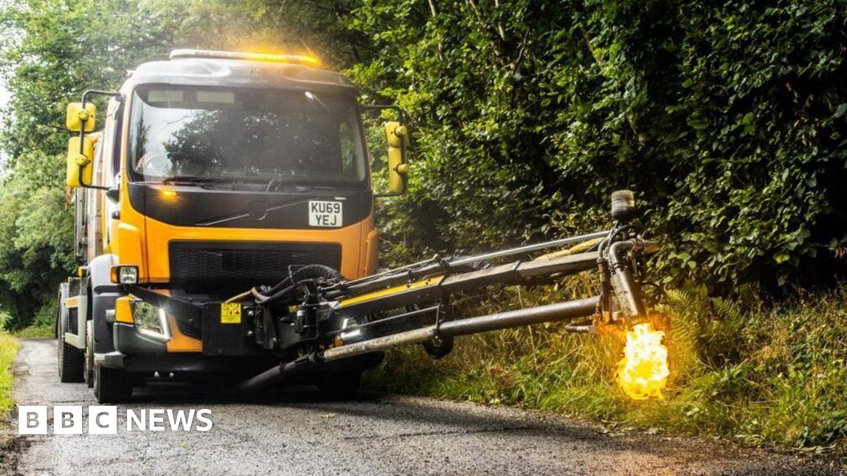 'Dragon patcher' tackling Devon's pothole problems - BBC News