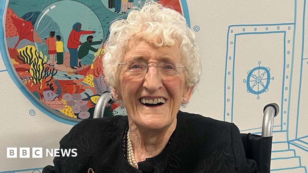 NHS hospital receptionist, 90, retires after 58 years - BBC News