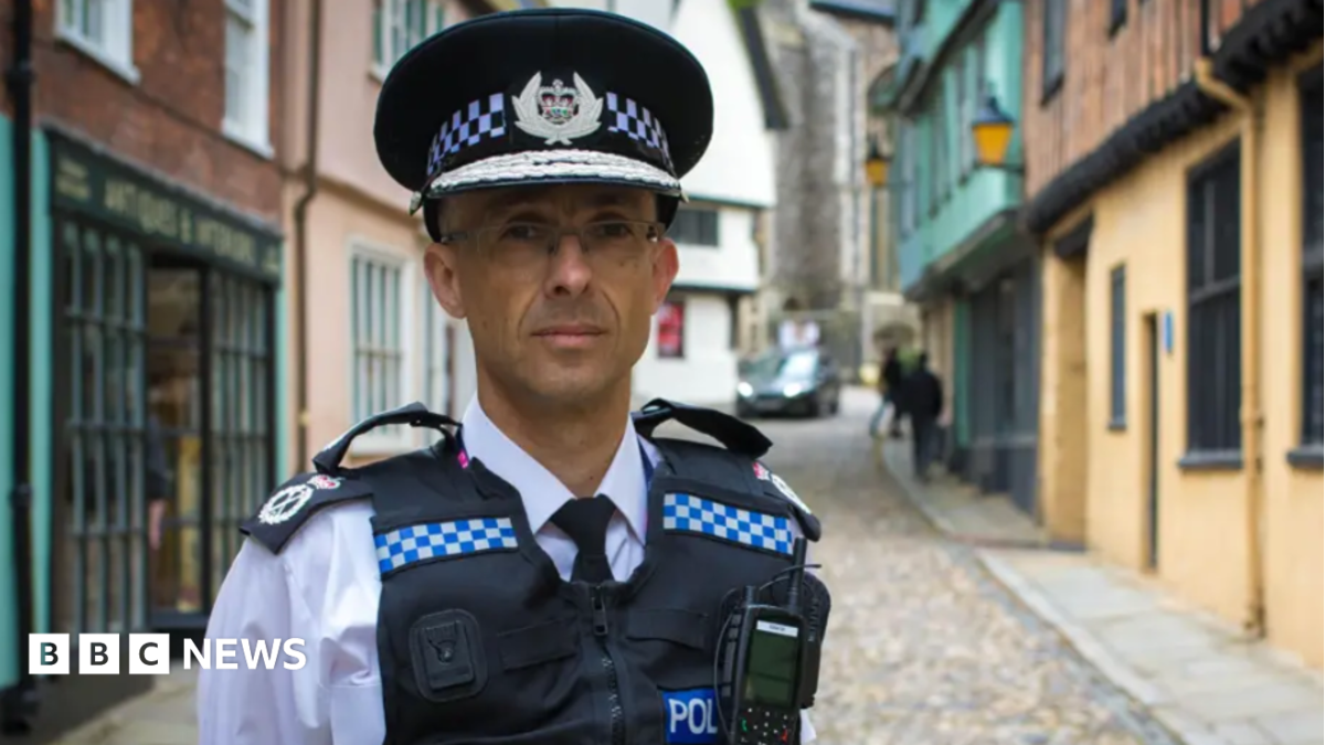Norfolk Police chief 'tired' of shoplifters reoffending - BBC News