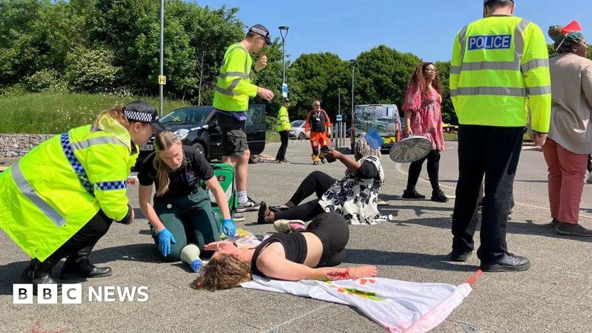 Gloucestershire students test skills in violent protest drill - BBC News