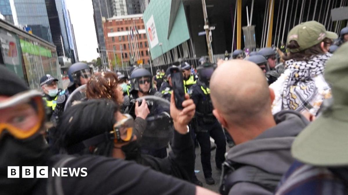 Protesters clash with police at Melbourne anti-war demonstration - BBC News