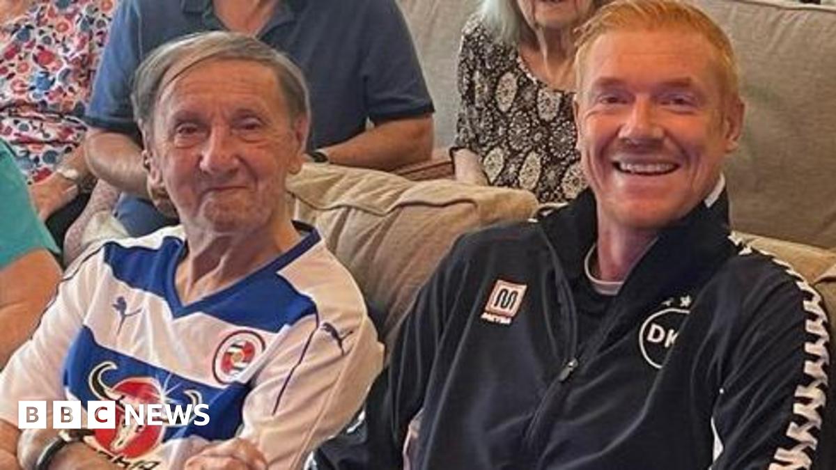 Reading FC legends from different eras meet for the first time - BBC News