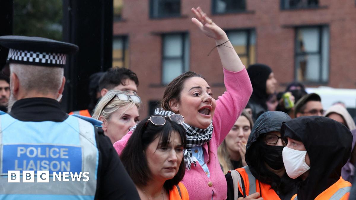 Police separate crowds of protesters outside Liverpool mosque - BBC News