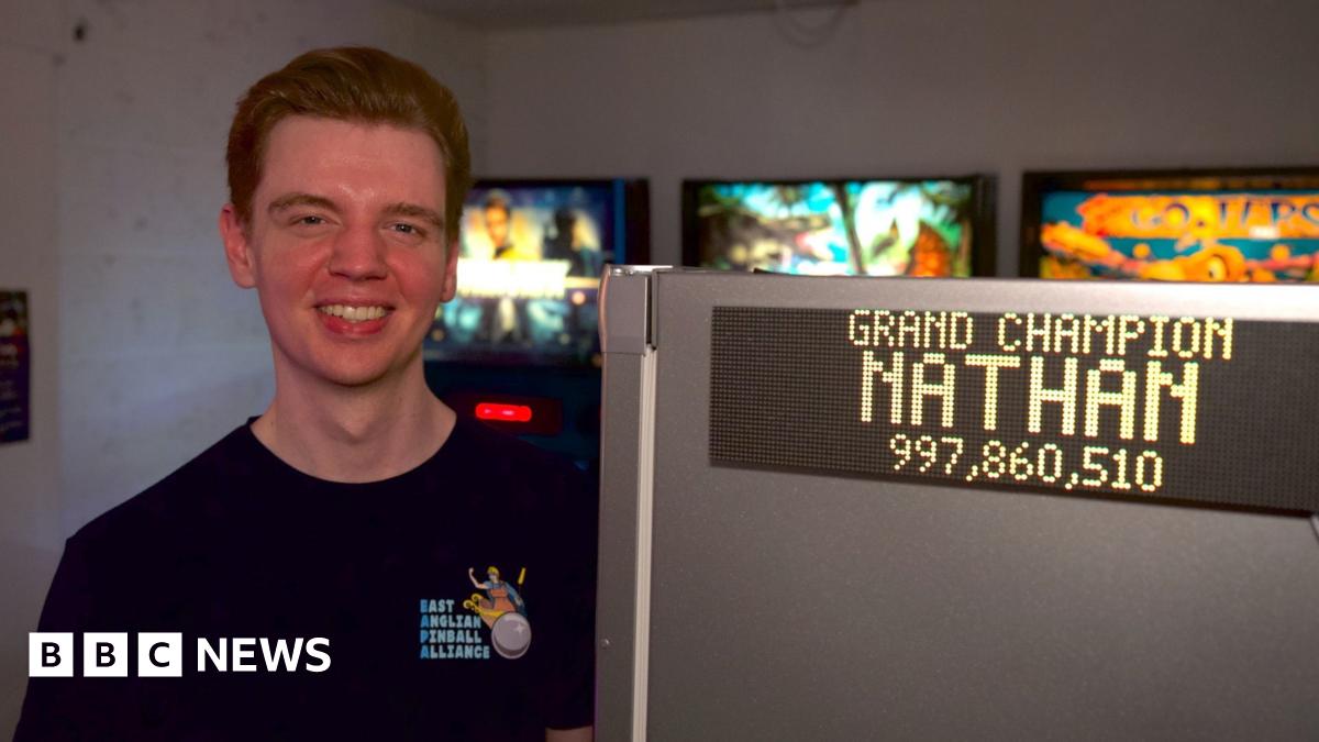 Pinball wizards prepare for flipping hard contest in Daventry - BBC News