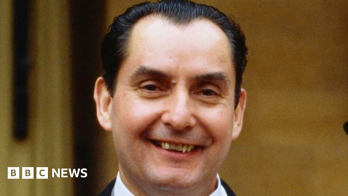 Ray Reardon: Blaenau Gwent council honours late snooker champion - BBC News