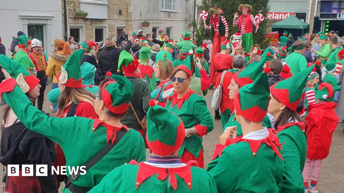 Elf world record attempt for Dorset seaside town - BBC News