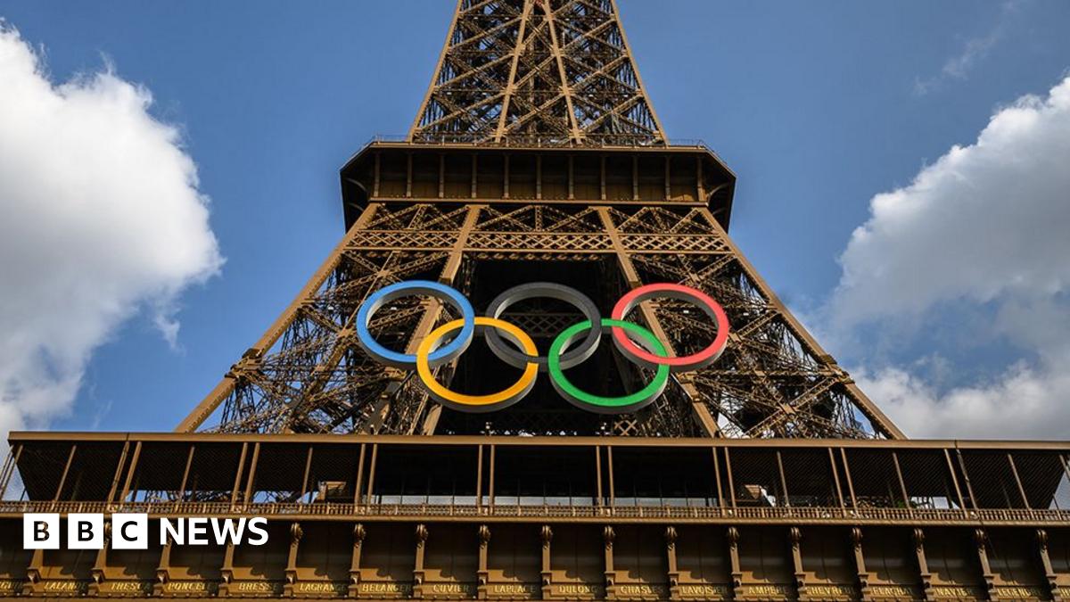Row over Paris mayor plan to keep Olympic rings on Eiffel Tower - BBC News