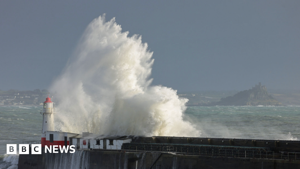 Power cuts as wind and rain lash Devon and Cornwall - BBC News