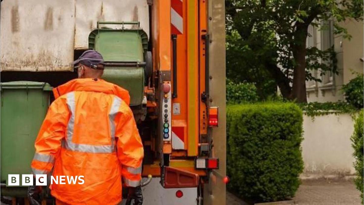 Peterborough bin crew 'threatened by man with weapon' - BBC News