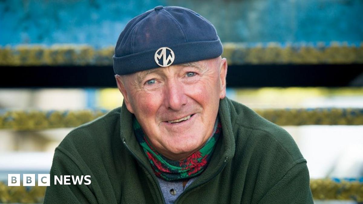 Dewi 'Pws' Morris: Funeral tributes to Grand Slam star - BBC News