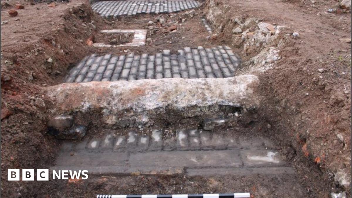 'Overwhelming response' to Hull community dig - BBC News