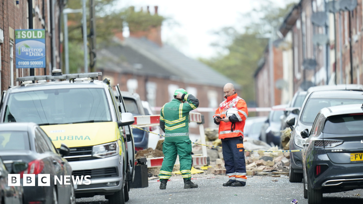 Worksop explosion: Search teams deployed as house destroyed - BBC News