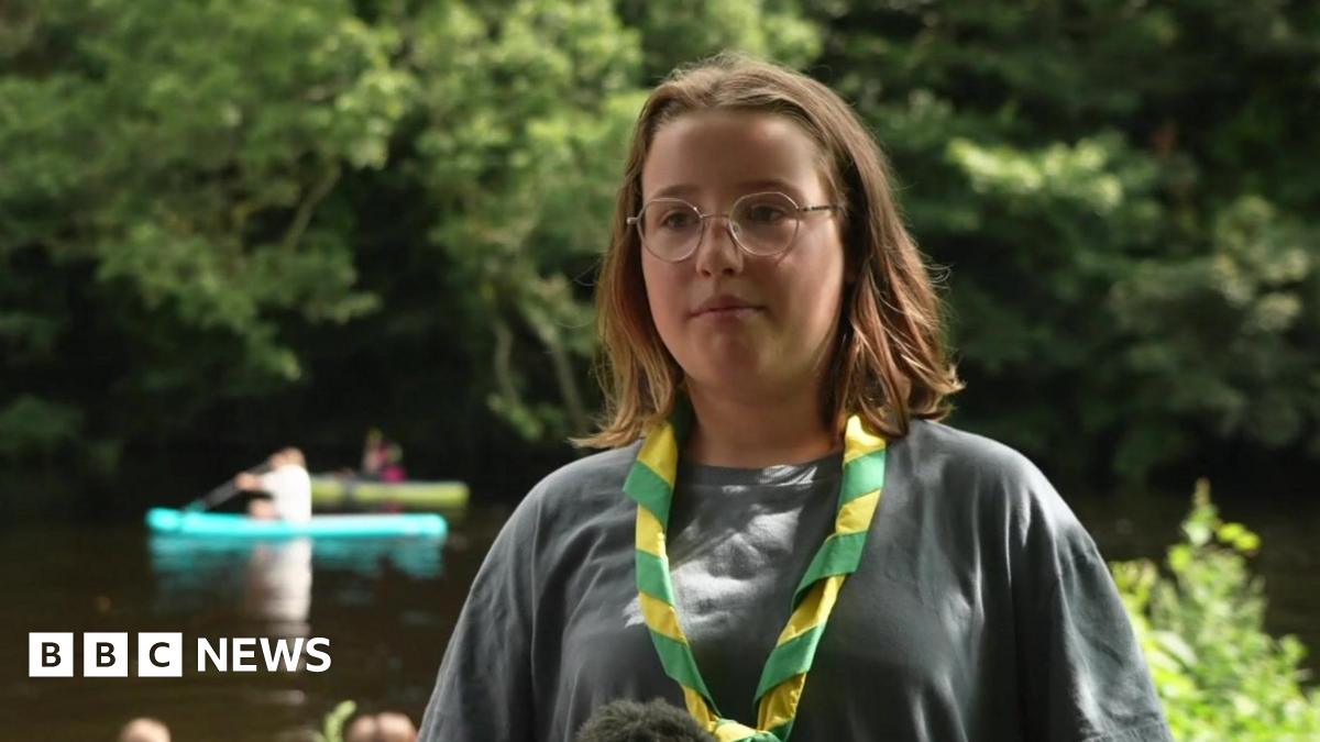 Devon girl completes year of daily wild swims for Scout group - BBC News