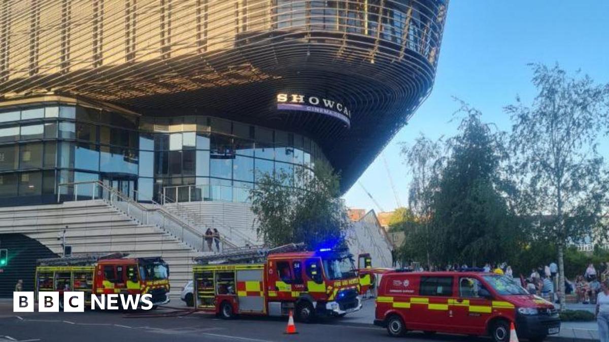 Fire breaks out in restaurant kitchen at Southampton's Westquay - BBC News
