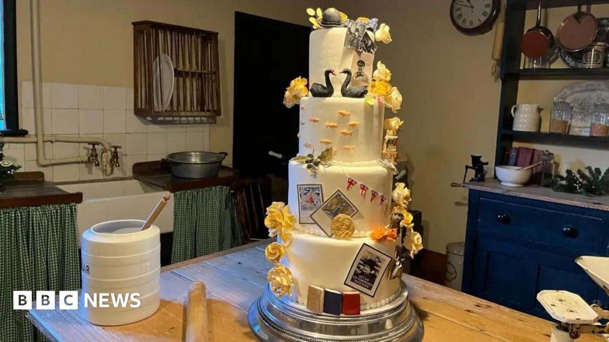Winston Churchill's cake recreated to mark his 150th birthday - BBC News