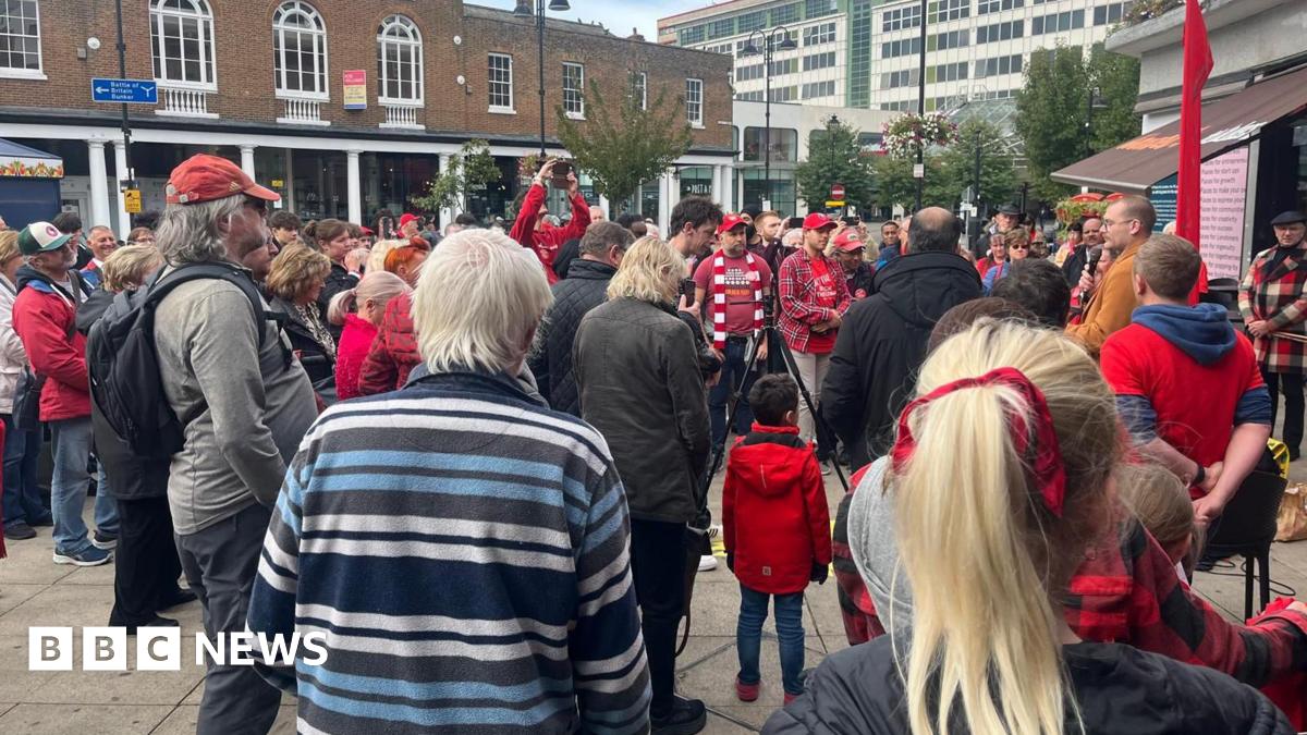 Beck Theatre: Hundreds attend protest to save venue - BBC News
