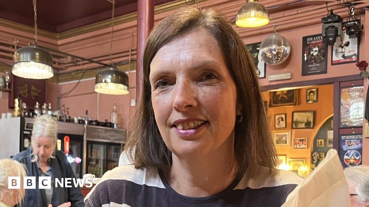 Talking, crying and laughing at Gorleston bereavement cafe - BBC News