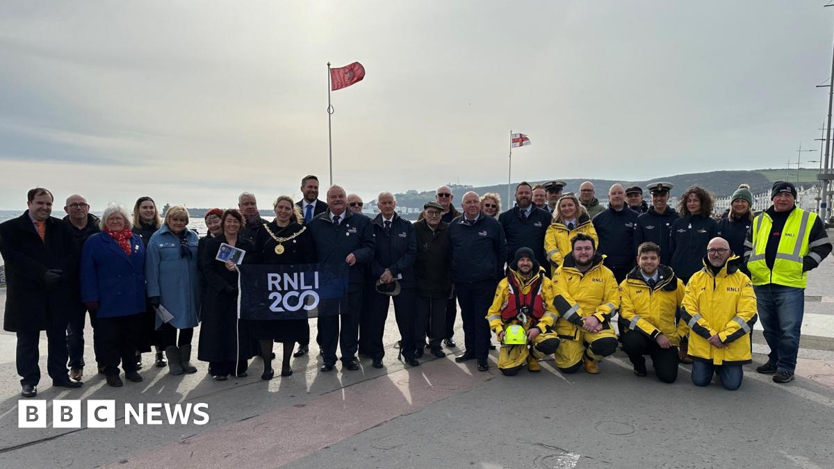 Service marks 200 years of the RNLI in its island birthplace - BBC News